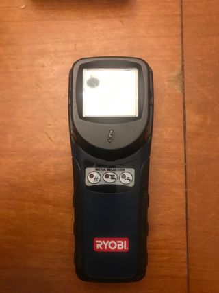 Per cercare tubazioni o fili elettrici nel muro