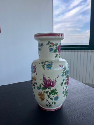 Vaso con decorazione floreale 
