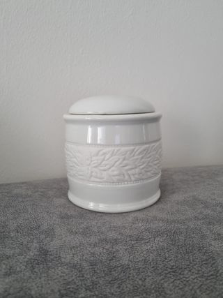 Contenitore in ceramica lavorata