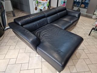 Divano di pelle nera Nicoletti con chaise longue 