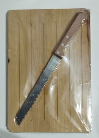 Tagliere e coltello per il pane