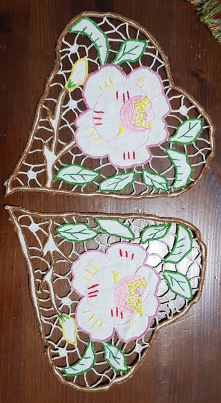 Coppia di centrini ricamati 