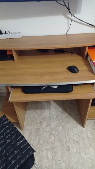 Scrivania con supporti per computer