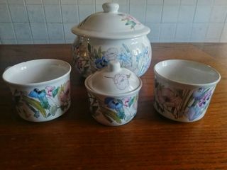 Tazza con zuccheriera e biscottiera