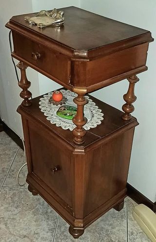 Comodino in noce restaurato