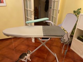 Asse da stiro con vapore che esce da sotto