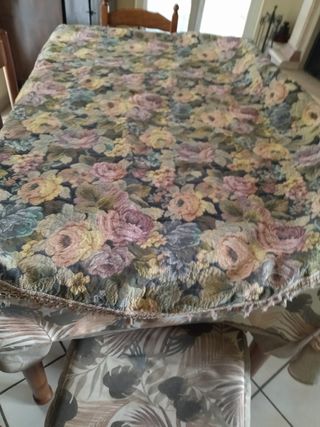 copritavolo rotondo damascato con fantasie di rose