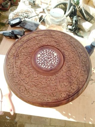 Tavolino intagliato a mano con inserti dosso dimen