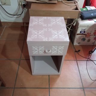Mobiletto con cassetto con stencil