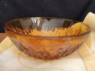 Ciotola in vetro giallo. 