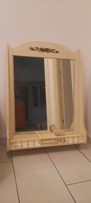 Specchio shabby con portagioie