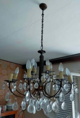 Lampadario anni 50, in ottone e cristalli a goccia