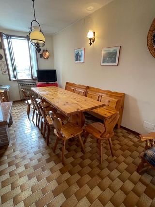 tavola in legno con sedie e cassapanca