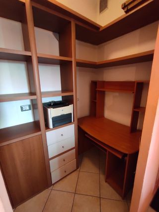 scrivania e scaffali