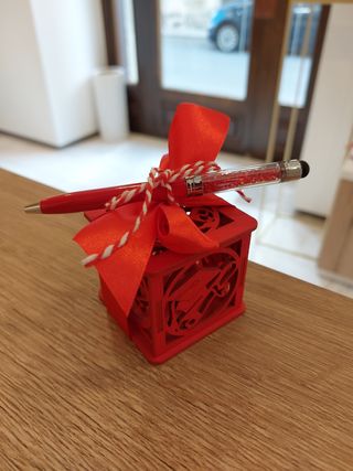 scatola rossa laurea con penna