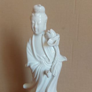 Statuina di Guan-yin in porcellana bianca di Cina 