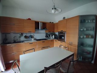 Cucina,tavolo con Sedie e vetrinetta