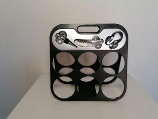 Portabottiglie in plastica con accessori.