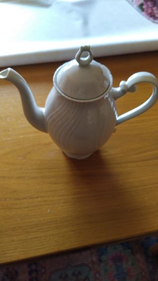 Teiera in ceramica bianca