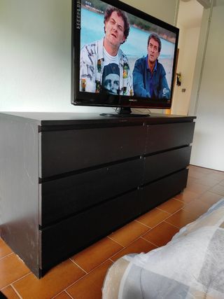 cassettiera Ikea e TV hannspree in blocco 