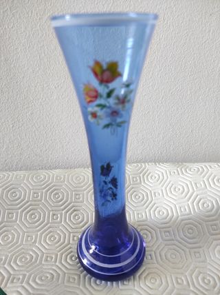 Vasetto in vetro lavorato con fiori. 