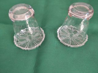 Coppia di bicchieri con sottobicchieri. 