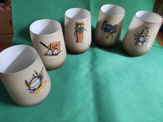 5 bicchieri vintage con stampe. 