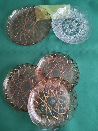 Vari vassoi rotondi. 