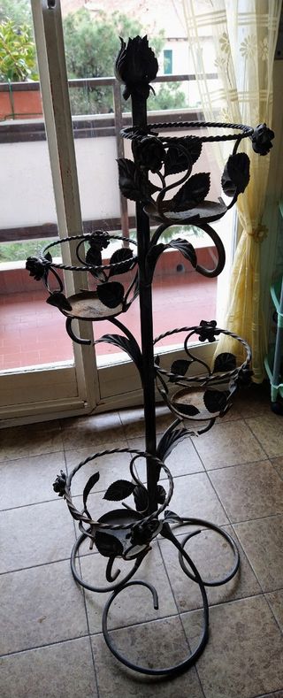 Porta vasi in ferro battuto