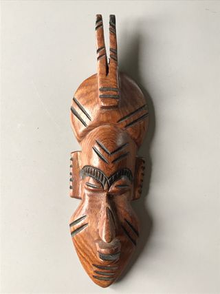 Maschera africana scolpita in legno