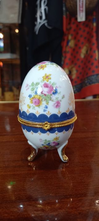 uovo portagioie in porcellana