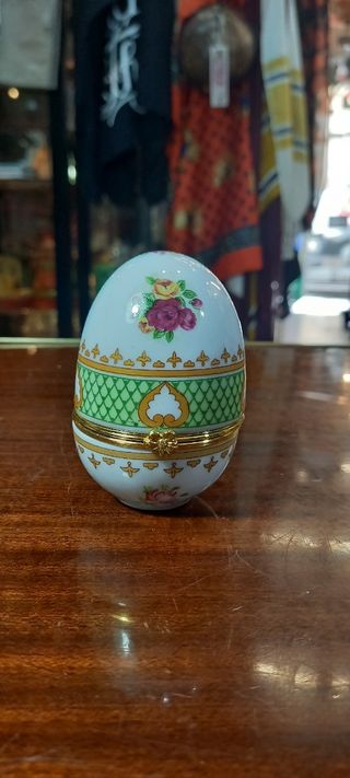 uovo portagioie in porcellana