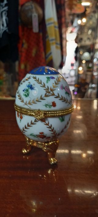 uovo portagioie in porcellana