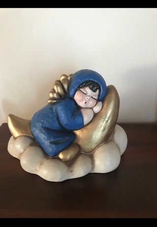 Angelo grande su luna e nuvola 