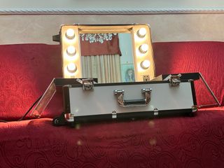 Postazione trucco professionale con luci