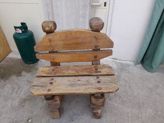 antica panchina in legno massiccio