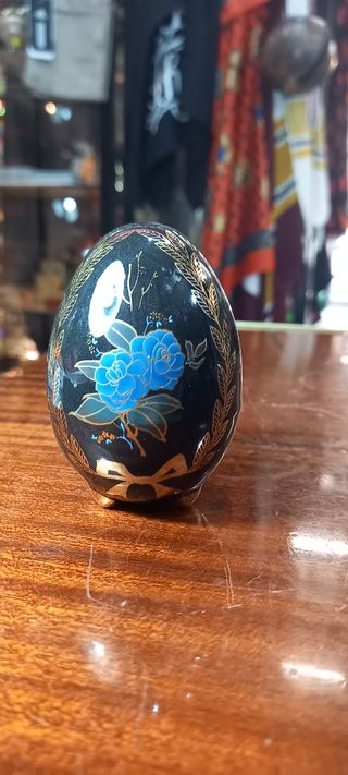 Uovo in porcellana dipinta a mano 