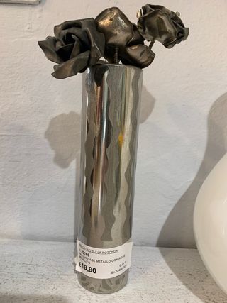 Vaso metallo con fiori 