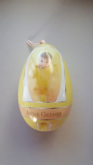 Uovo in latta da collezione "Anne Geddes"anno 2010