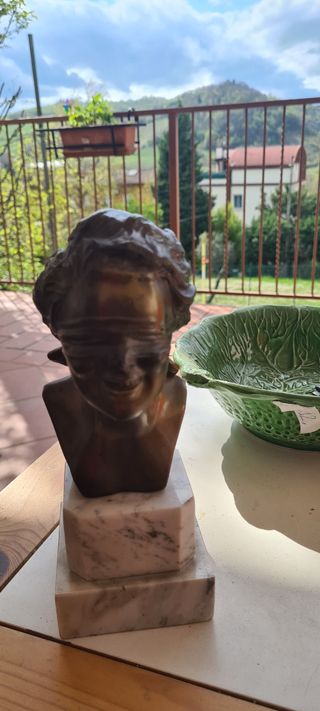 Statuette donna bendatta marmo 