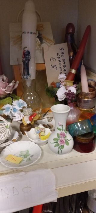 tanti oggetti di vario materiale e prezzi 