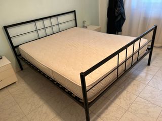 Un letto matrimoniale con materasso