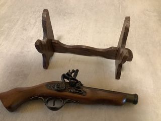 Pistola giocattolo in legno con supporto