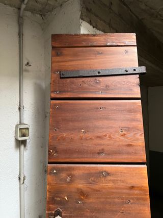 Porta antica a battente riadattata