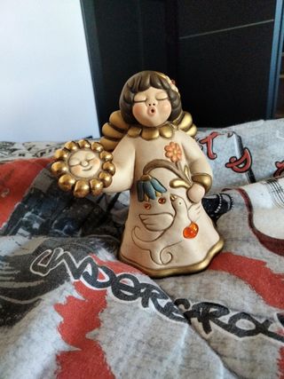 thun angelo variopinto che in mano ha un sole 