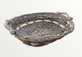 Cesta in vimini grigia con parti intrecciate