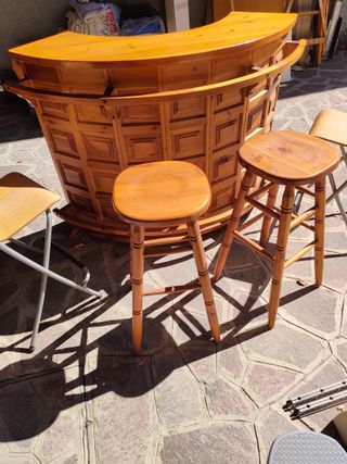 Mobile bar con sgabelli 