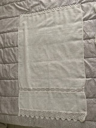 Tende bianche ricamate