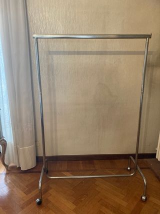 Appendiabiti su rotelle