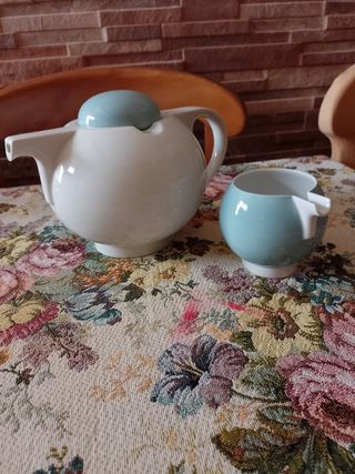 teiera e lattiera nuove in porcellana